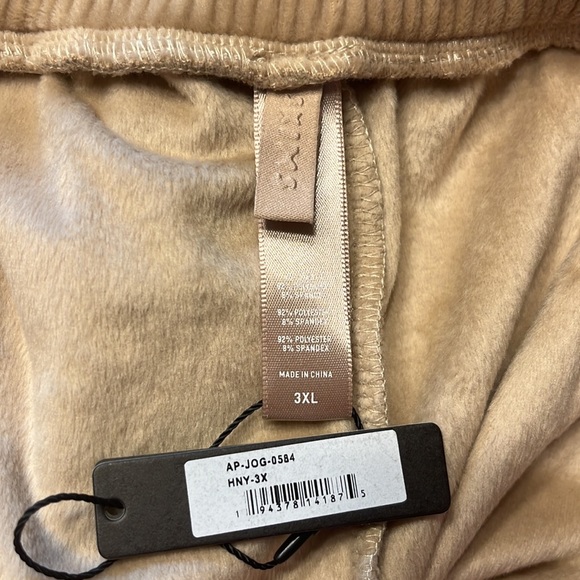 SKIMS | Pants & Jumpsuits | Nwt Skims Velour Jogger Pants Honey ...